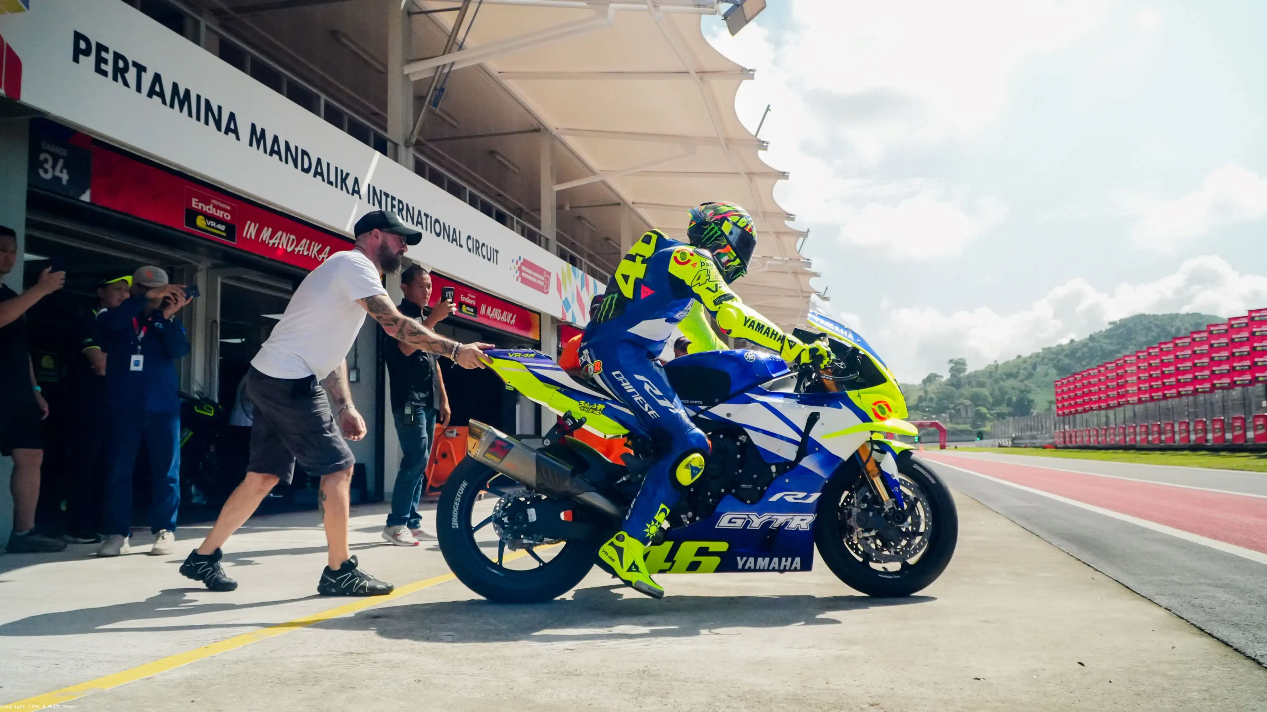 Valentino Rossi Cicipi Mandalika, Gas Pol Yamaha R1 GYTR Pro Bernomor ...